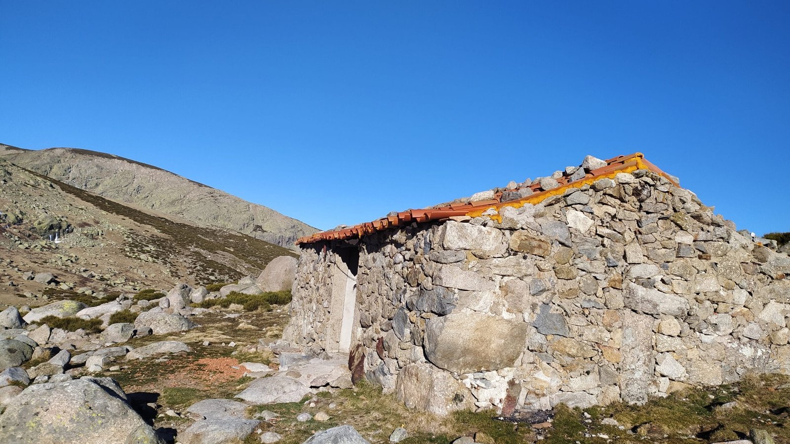 Refugio Pradopuerto - Refugio libre en zona norte de Gredos